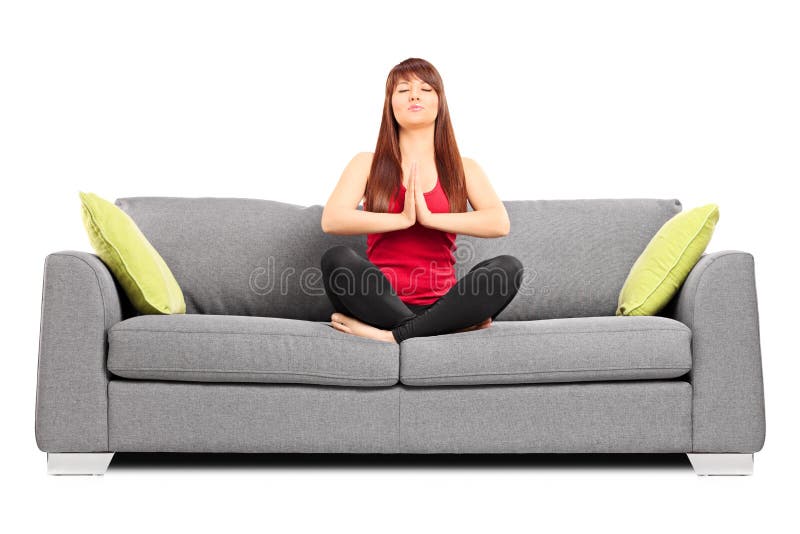El Meditar De La Chica Joven Asentado En Un Sofá Imagen de archivo - Imagen de almohadilla ...