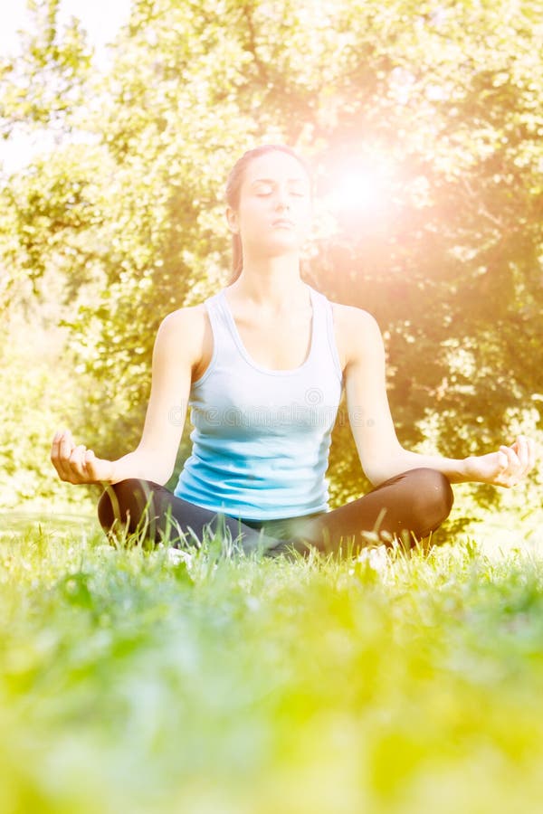 El Meditar De La Mujer Joven Foto de archivo - Imagen de salud, lifestyles: 32150958