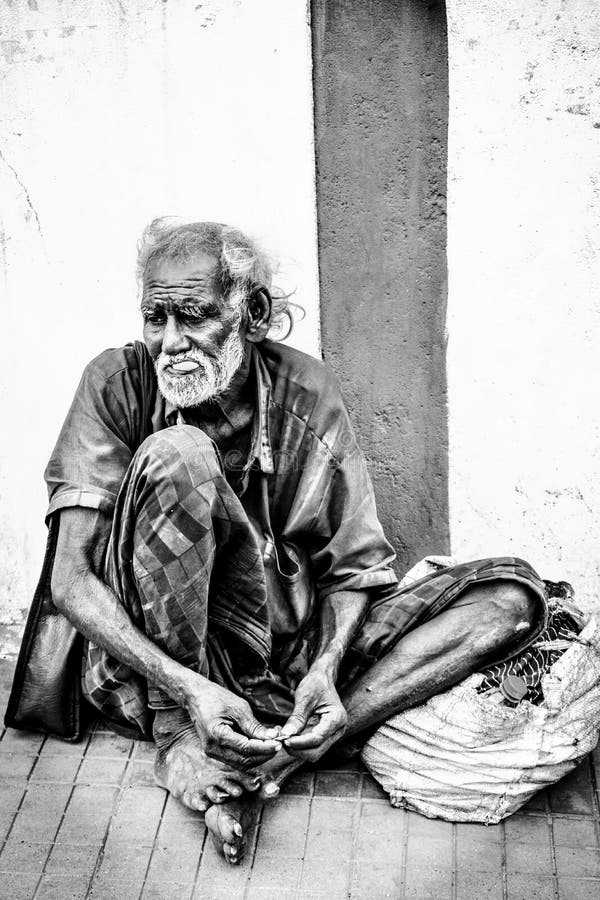 Viejo Vagabundo Sentado En Una Calle Peatonal Y Comiendo Hambriento ...