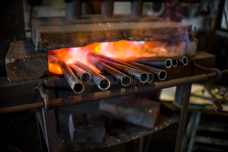 El Metal Se Calienta Para Estar Candente Foto de archivo editorial ...