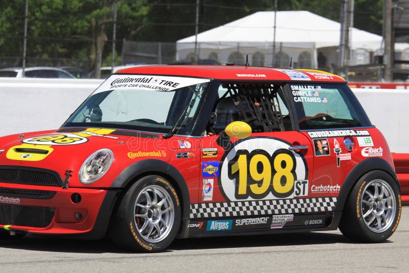 Favorable Coche De Carreras De MINI Cooper En La Pista Foto de archivo ...