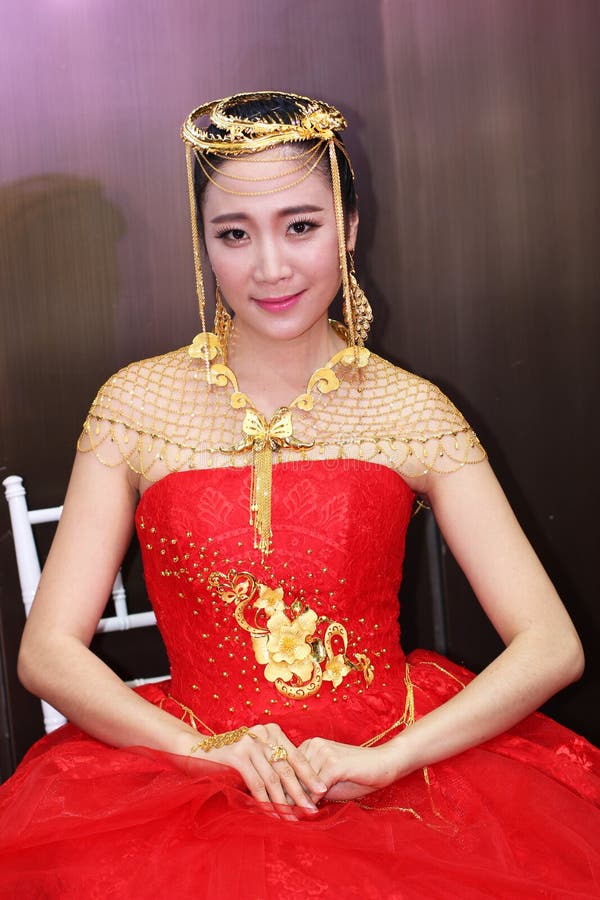 El modelo con las joyas fotografía editorial. Imagen de gema - 44671527