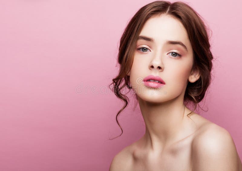 El Modelo De Moda Lindo De La Belleza Con Natural Compone Imagen de ...