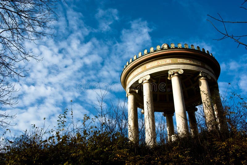 Monopteros, Un Templo Griego Del Estilo Foto de archivo - Imagen de ...