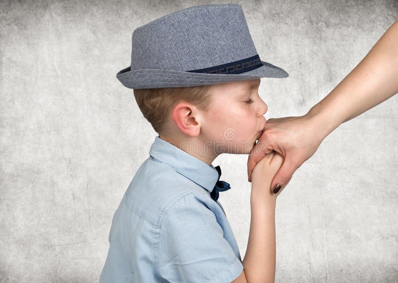 El Muchacho Besa La Mano De La Madre Foto de archivo - Imagen de gente ...