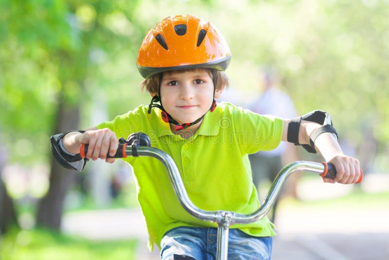 El Muchacho Bonito Monta El Ciclo Foto de archivo - Imagen de retrato ...
