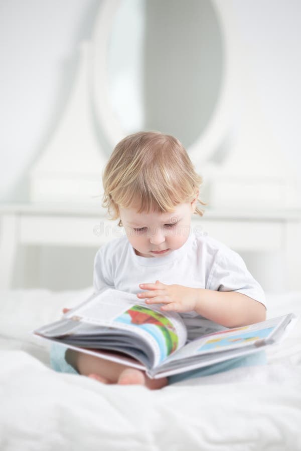 El Muchacho Feliz Leyó El Libro Foto de archivo - Imagen de muchacho ...