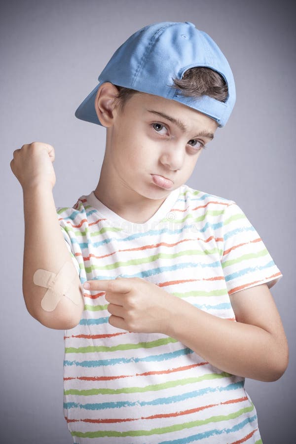 Muchacho Joven Lastimado Magullado Adolescente En Esquina Foto de ...