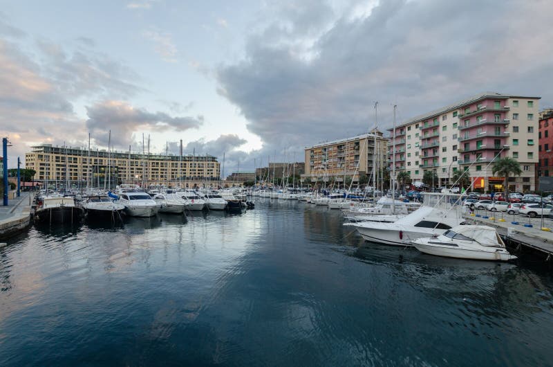El Muelle Viejo En La Oscuridad Imagen de archivo - Imagen de barcos ...