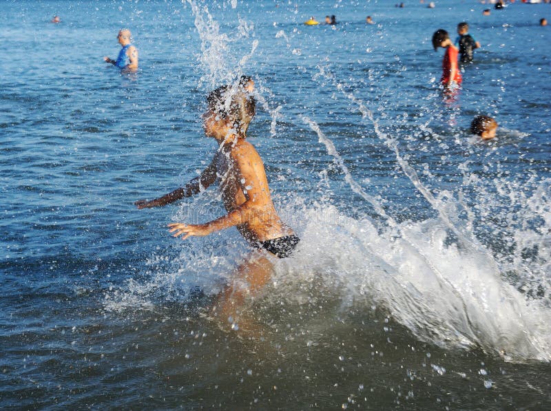 El Nadar En El Lago Kinneret Imagen de archivo - Imagen de feliz, cubo ...