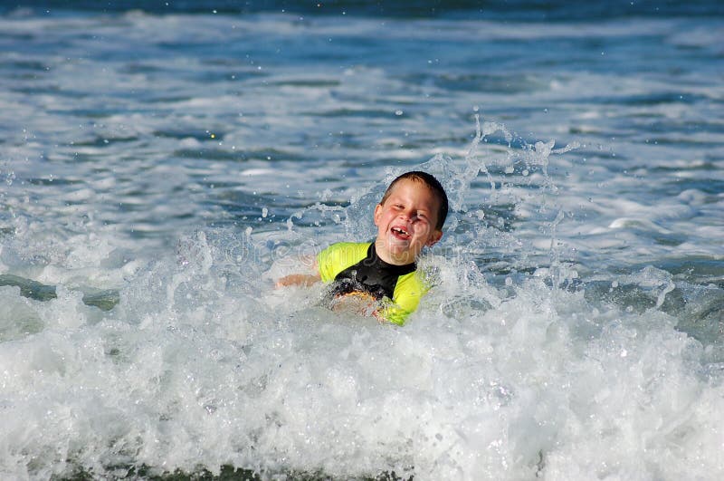 El nadar en el mar foto de archivo. Imagen de costa, fresco - 10811834