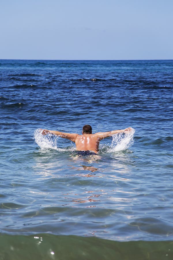 El nadar en el mar foto de archivo. Imagen de muscular - 74614956