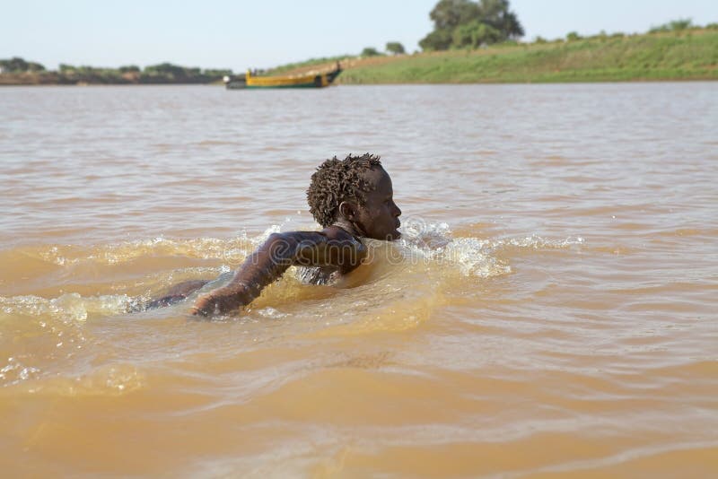 El nadar en el río imagen editorial. Imagen de hombre - 30890885