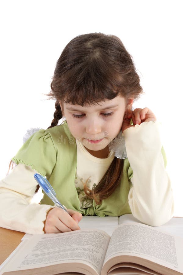 El niño escribe y lee. foto de archivo. Imagen de escritura - 12897154