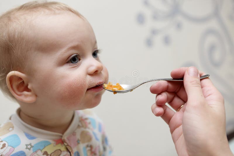 El niño hambriento cena imagen de archivo. Imagen de felicidad - 68148345