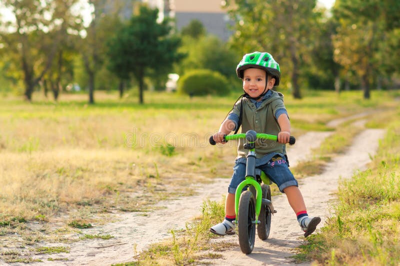 Niño en la bicicleta imagen de archivo. Imagen de ciclista - 24186415