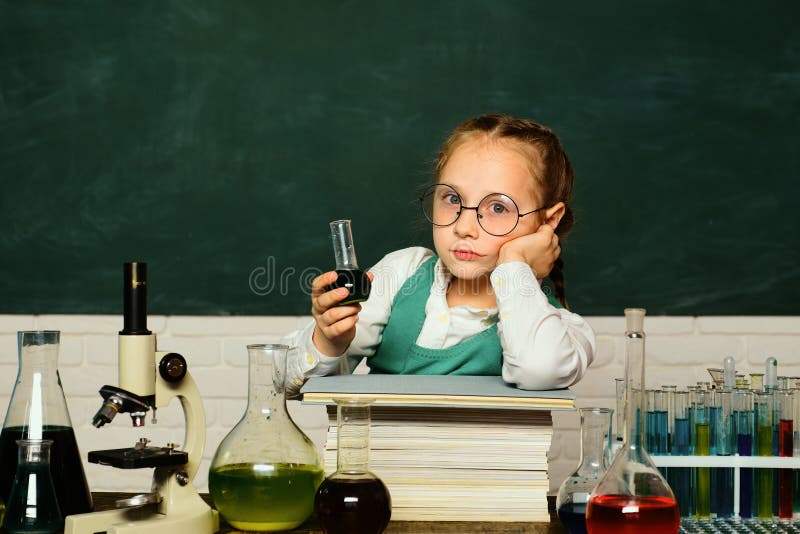 El Niño Está Aprendiendo En Clase Sobre El Fondo De La Pizarra Experimentos De Biología Con
