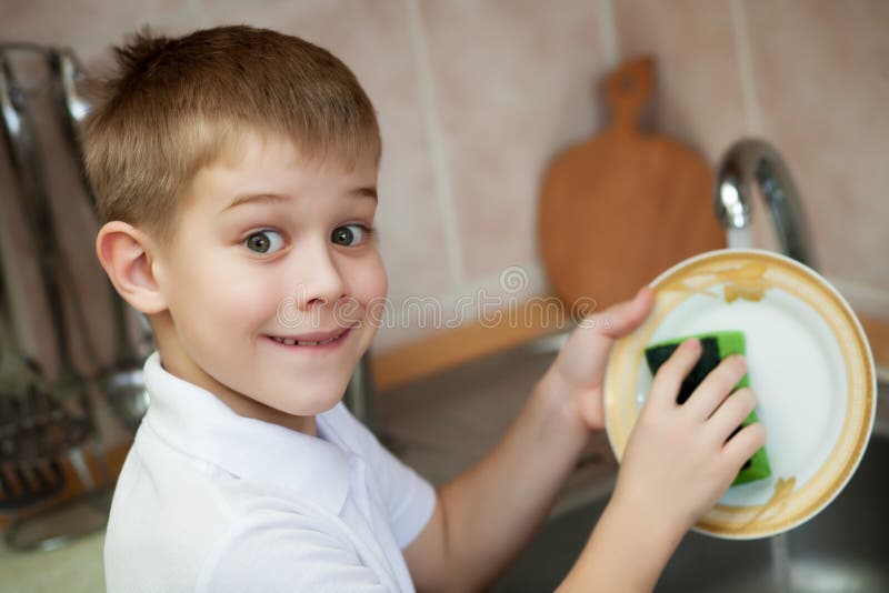 El Niño Pequeño Está Lavando Platos En La Cocina Imagen de archivo ... El Niño Pequeño Está Lavando Platos En La Cocina Imagen de archivo ...
