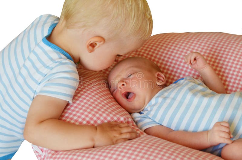 El Niño Pequeño Está Mirando Al Hermano Menor Imagen de archivo - Imagen de meses, muchachos ...