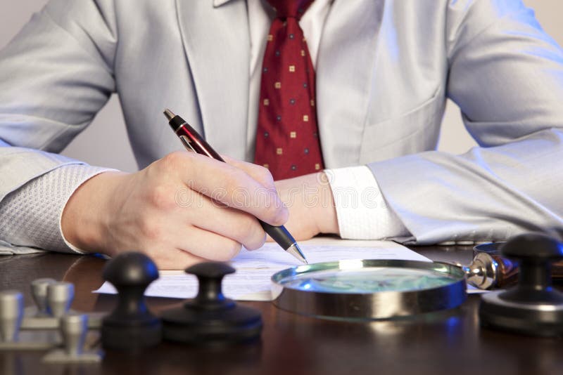 El Notario Firma Los Documentos De Nuestra Oficina Imagen de archivo ...