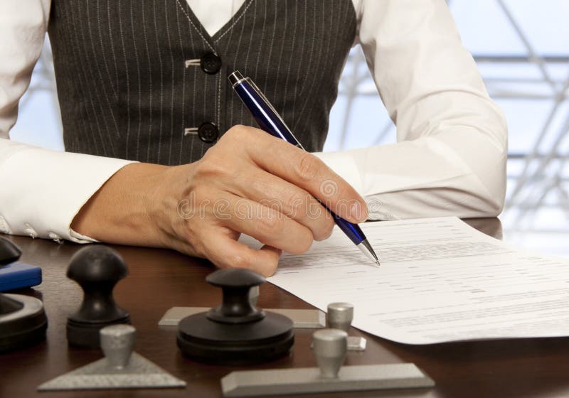 El Notario Firma Los Documentos De Nuestra Oficina Foto de archivo ...