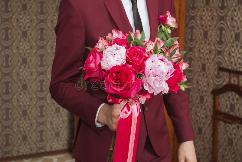 El Novio Con El Ramo Va a Su Novia Imagen de archivo - Imagen de traje ...
