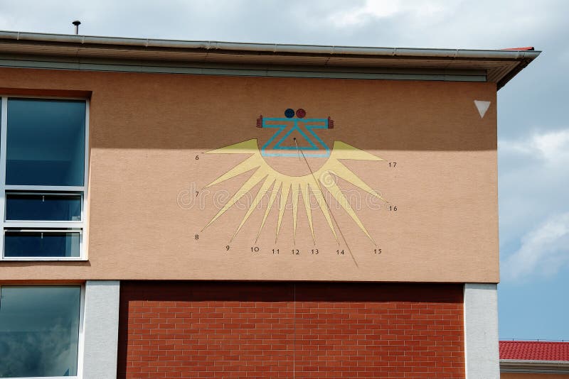 El Nuevo Reloj De Sol En El Edificio De La Escuela Primaria En Litovel ...