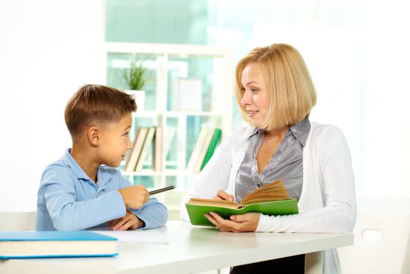 El Obrar Recíprocamente En La Lección Foto de archivo - Imagen de ...