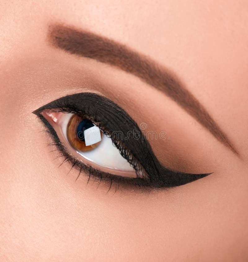 Muchacha Atractiva En Juego Claveteado Negro Del Sujetador Con El ...