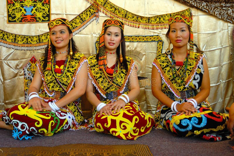 Mujer Orang Ulu Colorida Vestimenta De Traje Tradicional En El Camino a ...
