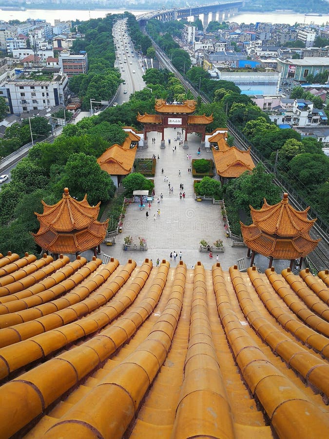 El Paisaje De Crane Tower Amarillo Fotografía editorial - Imagen de ...