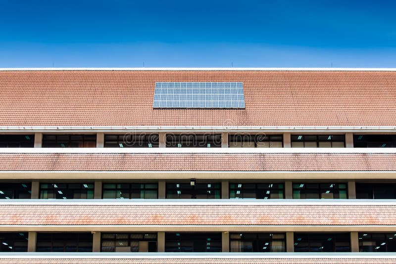 El Panel Solar En El Tejado Del Edificio De Oficinas Foto de archivo ...