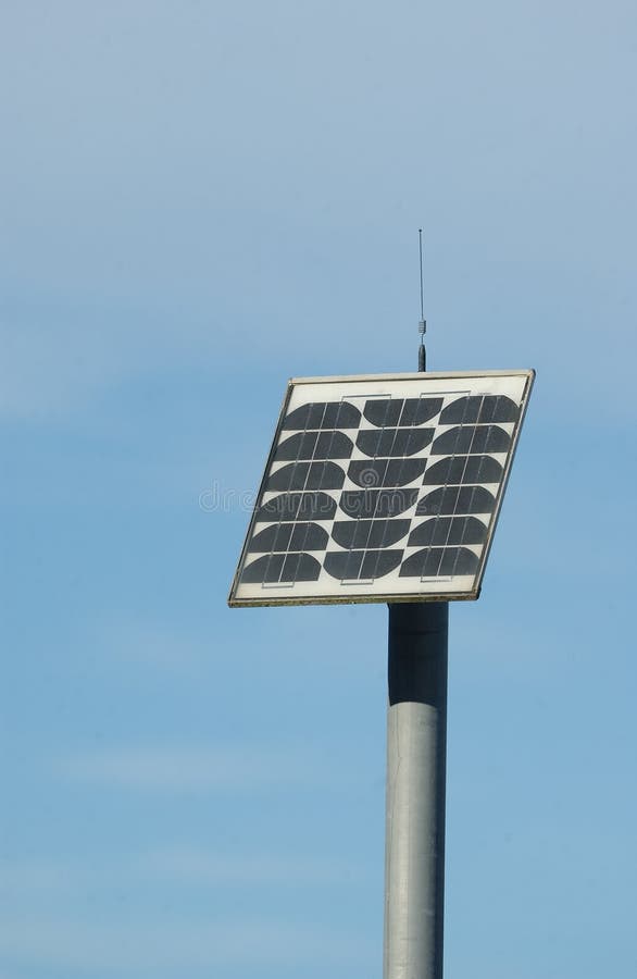 El Panel Solar En Poste - Aislado Imagen de archivo - Imagen de ...