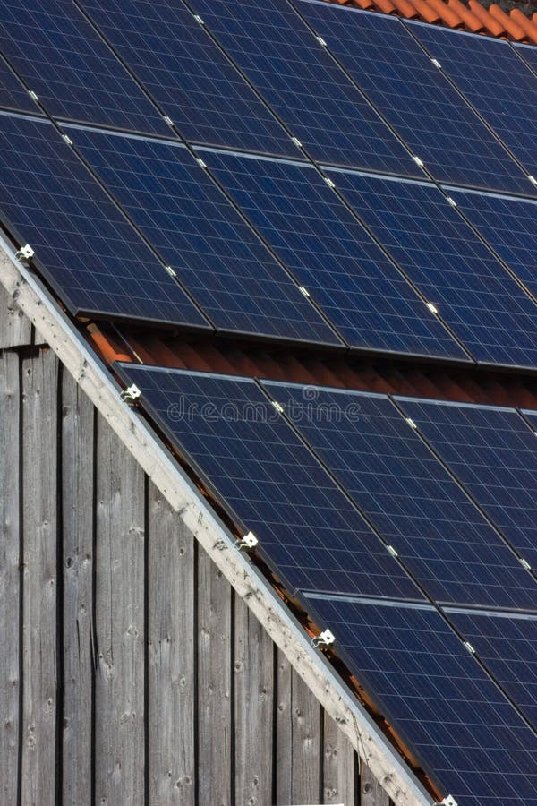 El Panel Solar En Tejado En Fachada De Madera Imagen de archivo ...