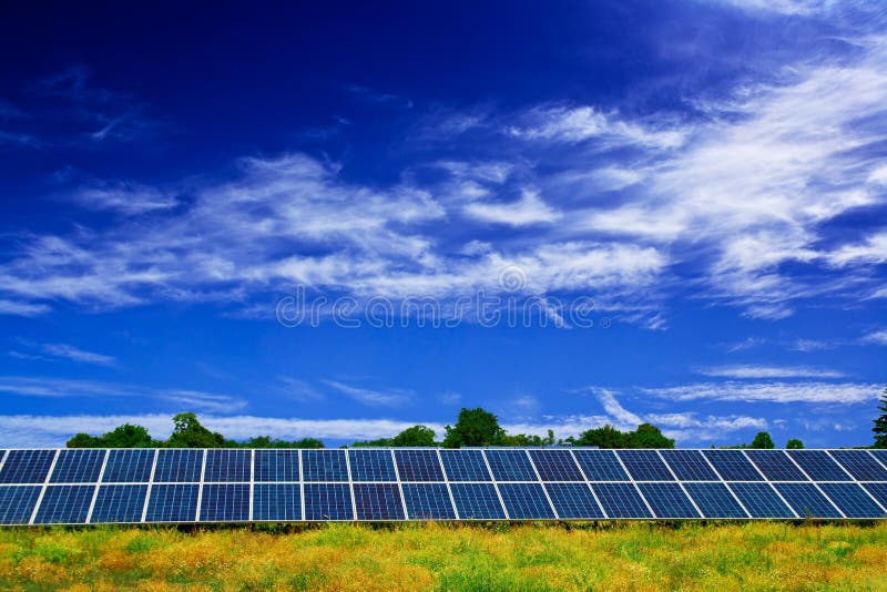 El panel solar en un campo foto de archivo. Imagen de azul - 21692954