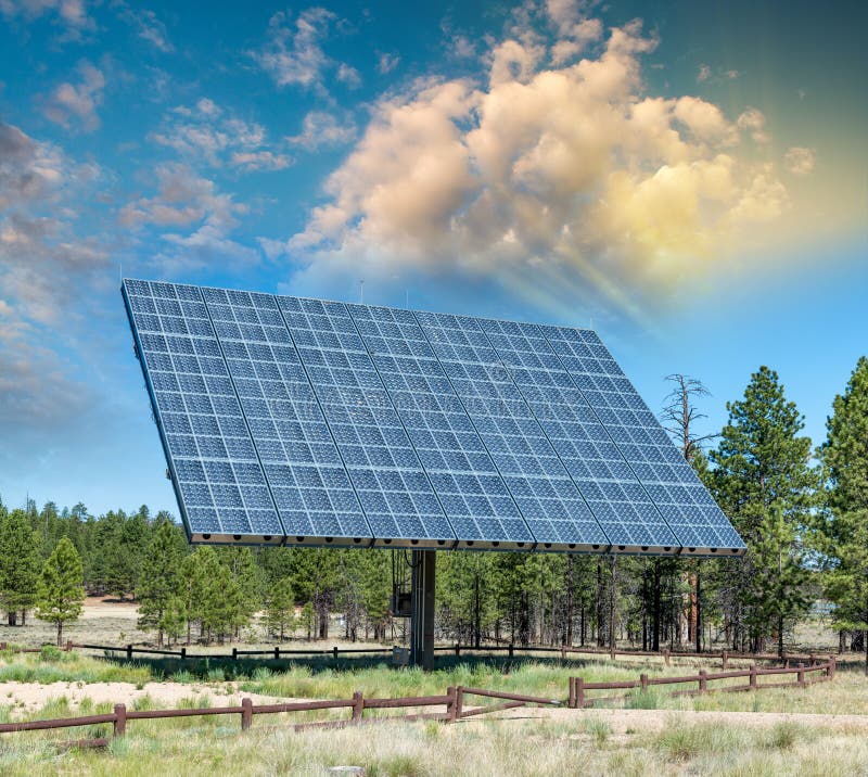 El Panel Solar Gigante En Campo Abierto Foto de archivo - Imagen de ...