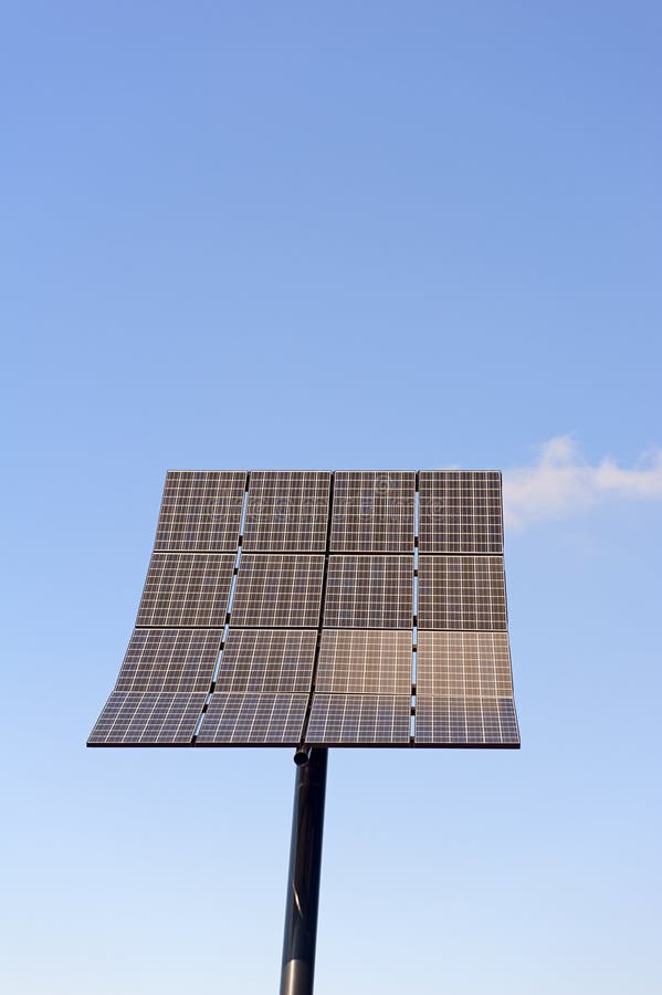 El Panel Solar Grande En Poste Foto de archivo - Imagen de objeto ...