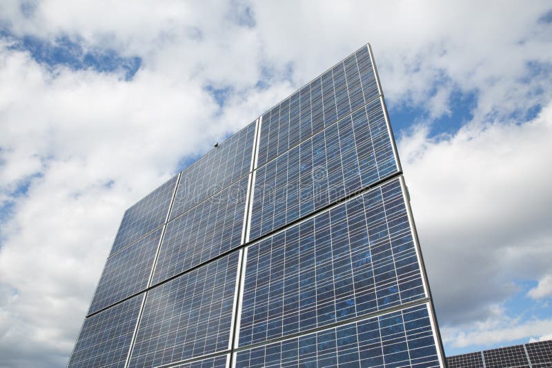 Los Paneles Solares Giratorios Foto de archivo - Imagen de células ...