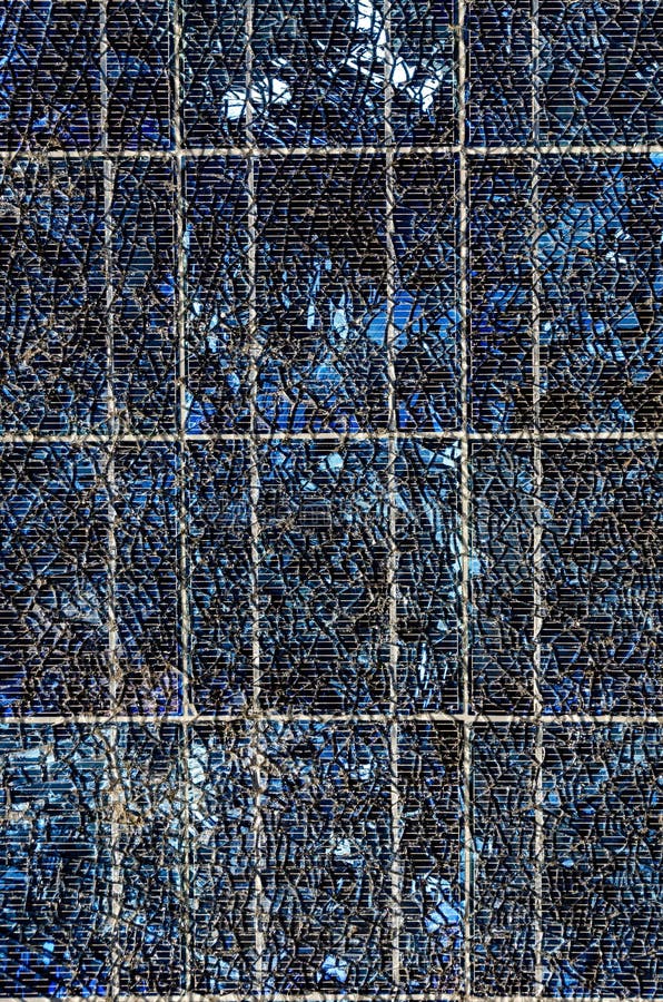 El panel solar roto imagen de archivo. Imagen de solar - 51882481