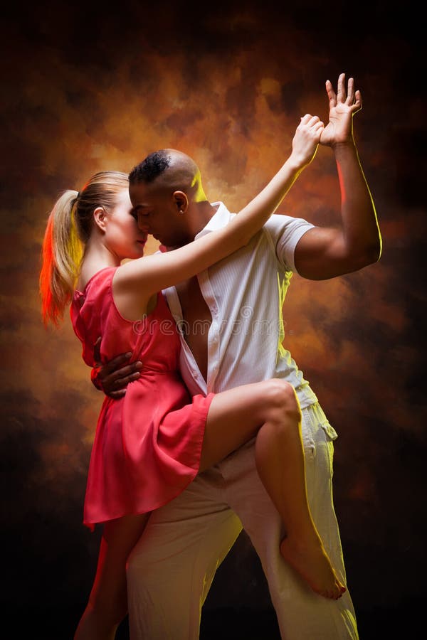 El Par Joven Baila La Salsa Del Caribe Foto de archivo - Imagen de ...