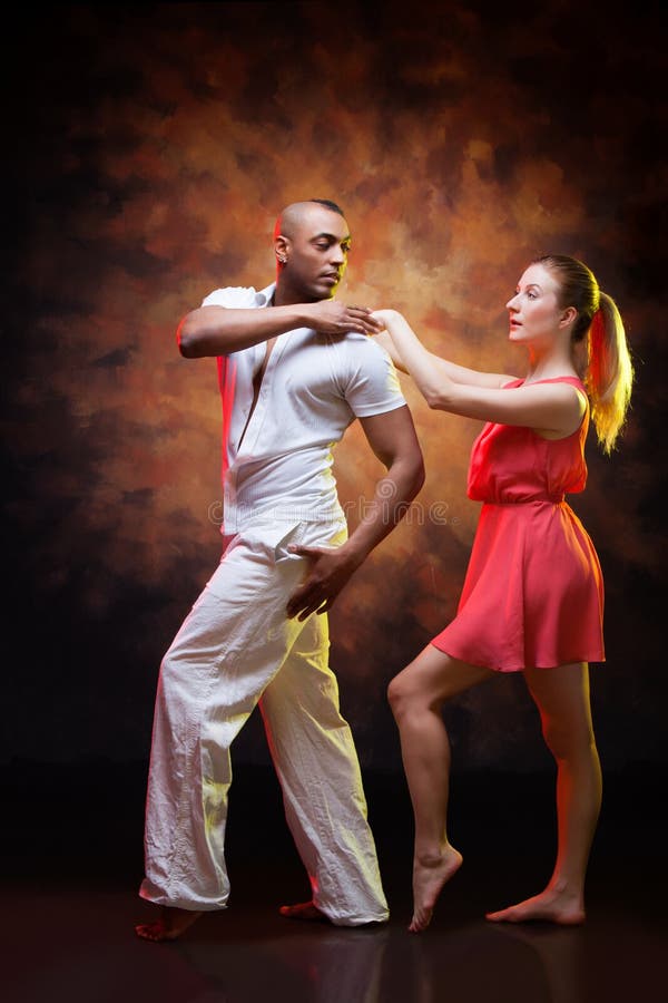Joven Pareja Baila Salsa Caribeña Imagen de archivo - Imagen de ...