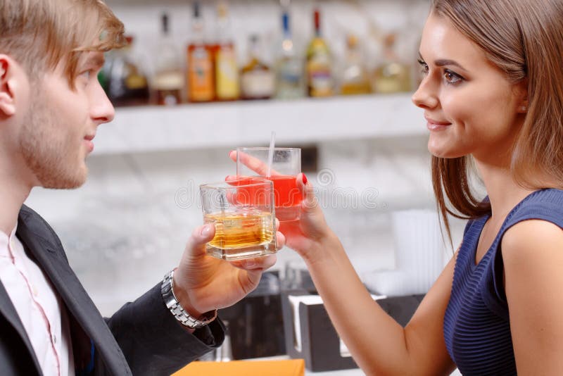 El Par Tiene Una Bebida En La Barra Imagen de archivo - Imagen de club ...