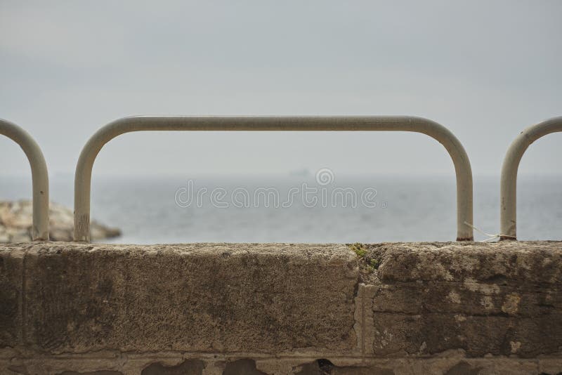 El Parapeto En La Orilla Del Mar Foto de archivo - Imagen de ...