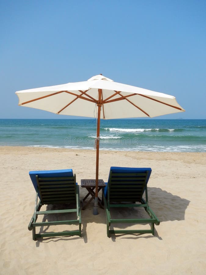 El Parasol De Playa Y Dos Asolean Camas En Formato Vertical Foto de ...