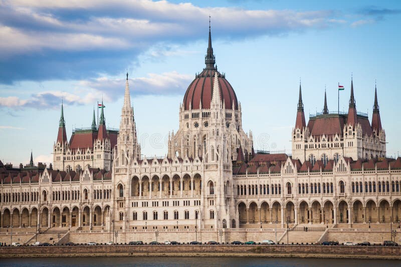 El Parlamento De Budapest Ve Imagen de archivo - Imagen de turismo ...