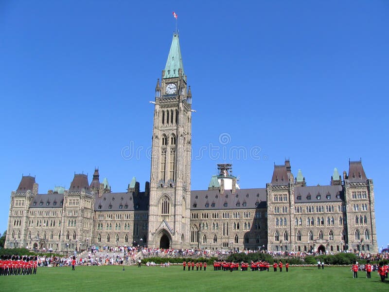 El Parlamento De Canadá Con Los Héroes Flamea El Monumento En El ...