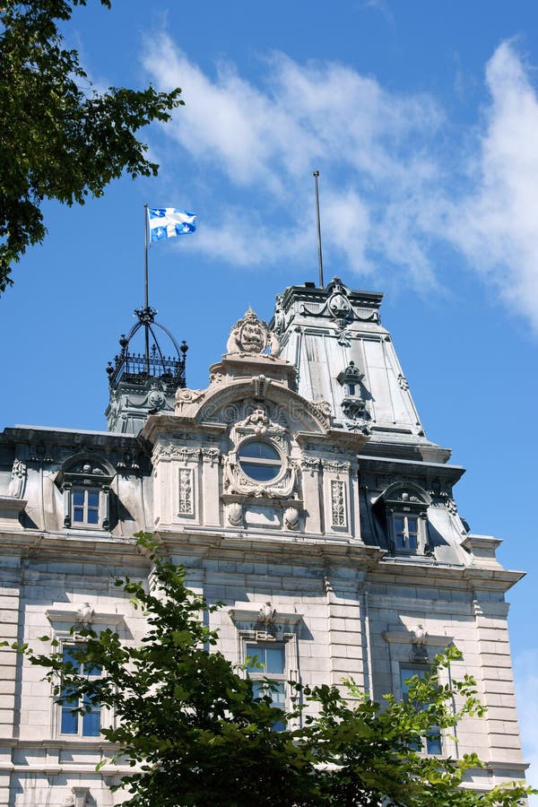 Parlamento De Quebec Con Su Bonita Torre Foto de archivo - Imagen de ...