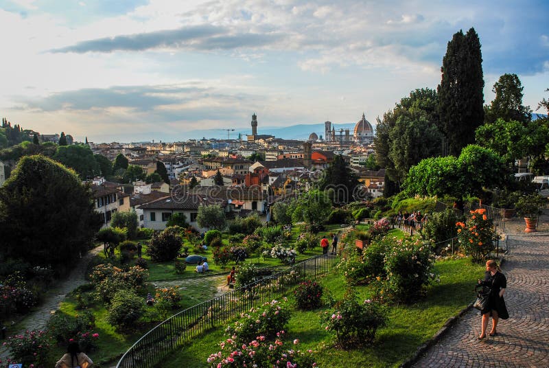 El parque de rosas imagen de archivo editorial. Imagen de delicioso ...