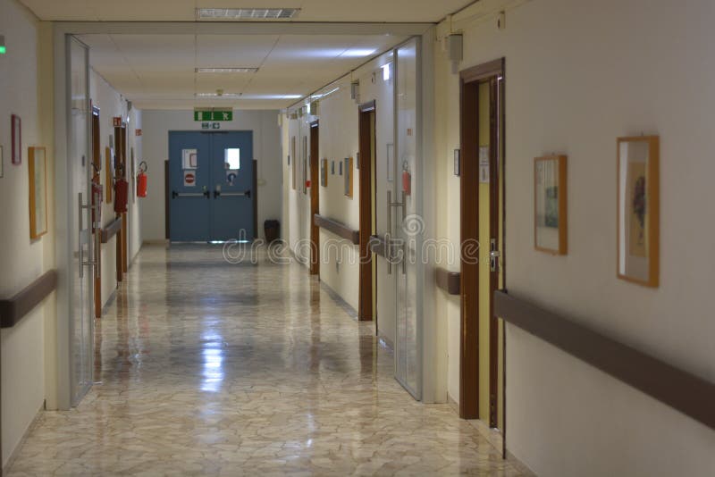 El pasillo de un hospital foto de archivo. Imagen de hospitales - 109006714