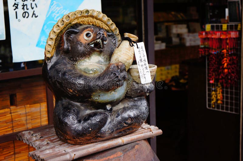 El Perro De Mapache Japonés Imagen editorial - Imagen de antiguo ...
